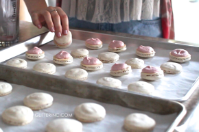 How to Make French Macarons {Strawberry Cheesecake Macarons Recipe ...