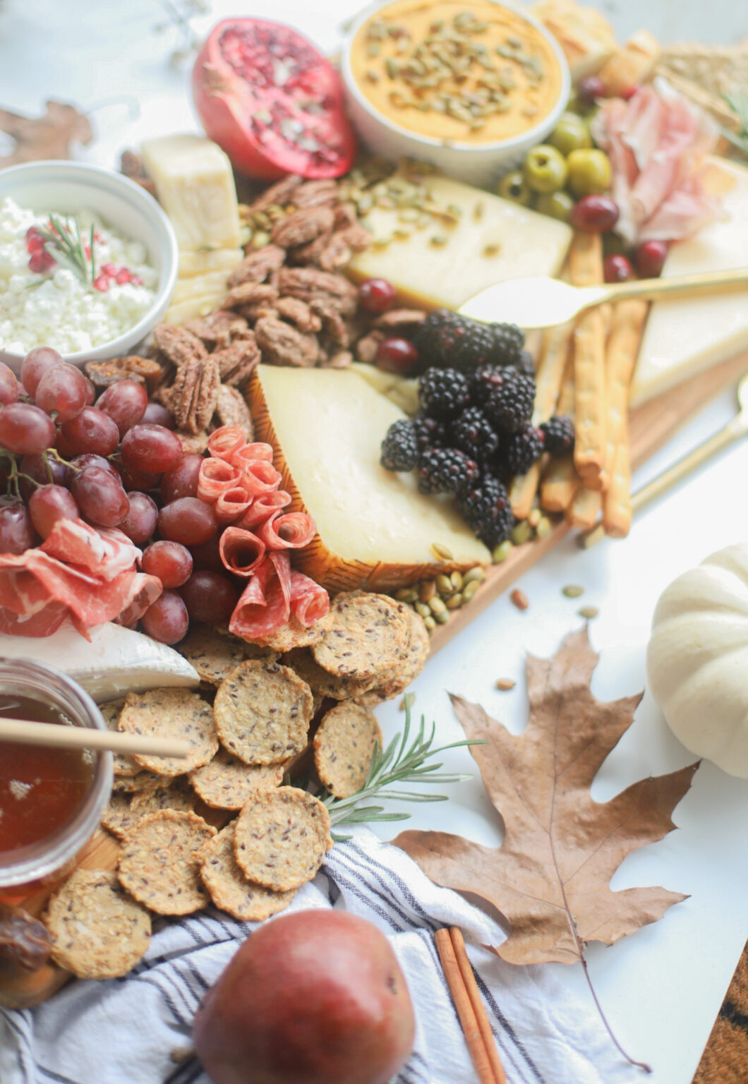 How to Make The Perfect Thanksgiving Cheese Board - Glitter, Inc.