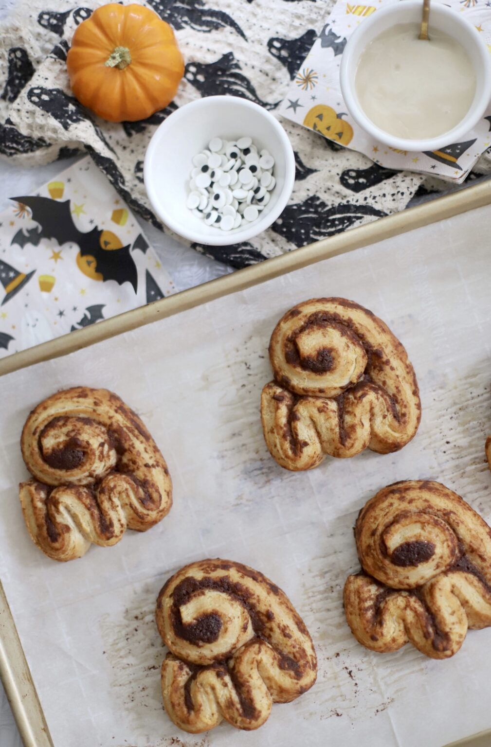 Cinnamon Roll Ghosts for Halloween - Glitter, Inc.
